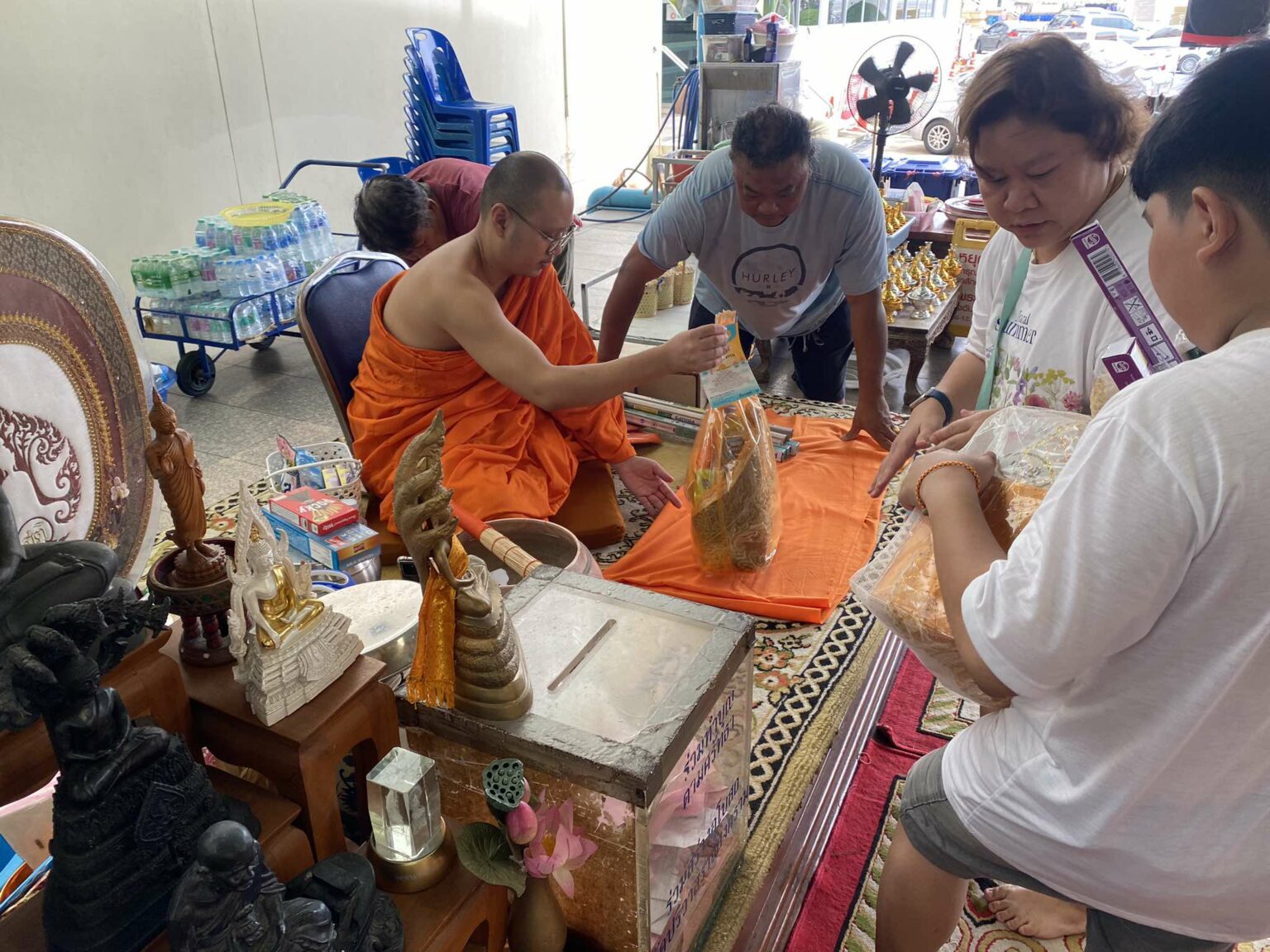 กิจกรรมถวายหลอดไฟ และเทียนพรรษา วัดปริวาสราชสงคราม พระราม 3 กรุงเทพมหานคร - BEGISTICS